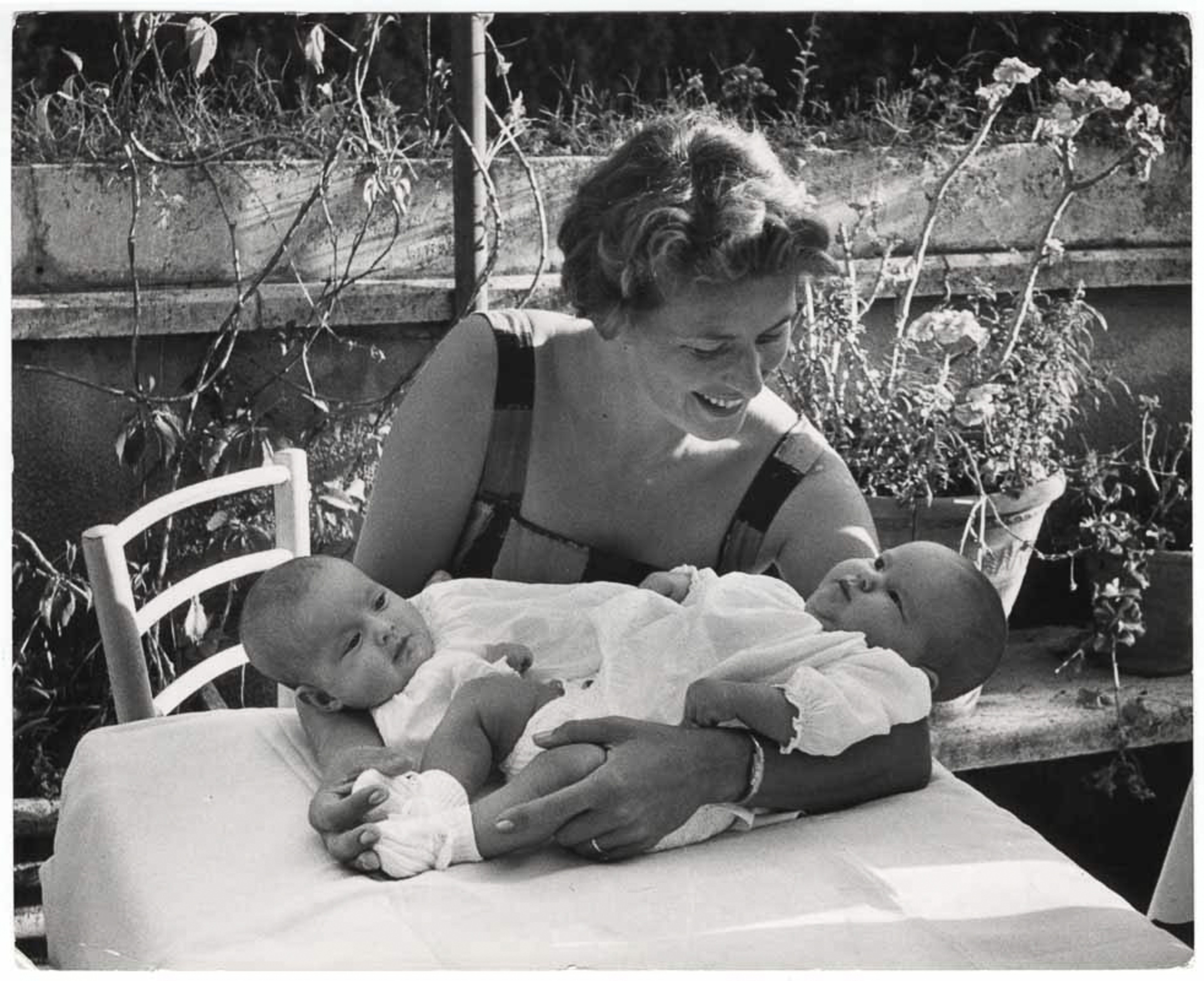 [Ingrid Bergman with her baby twin daughters] | International Center of ...