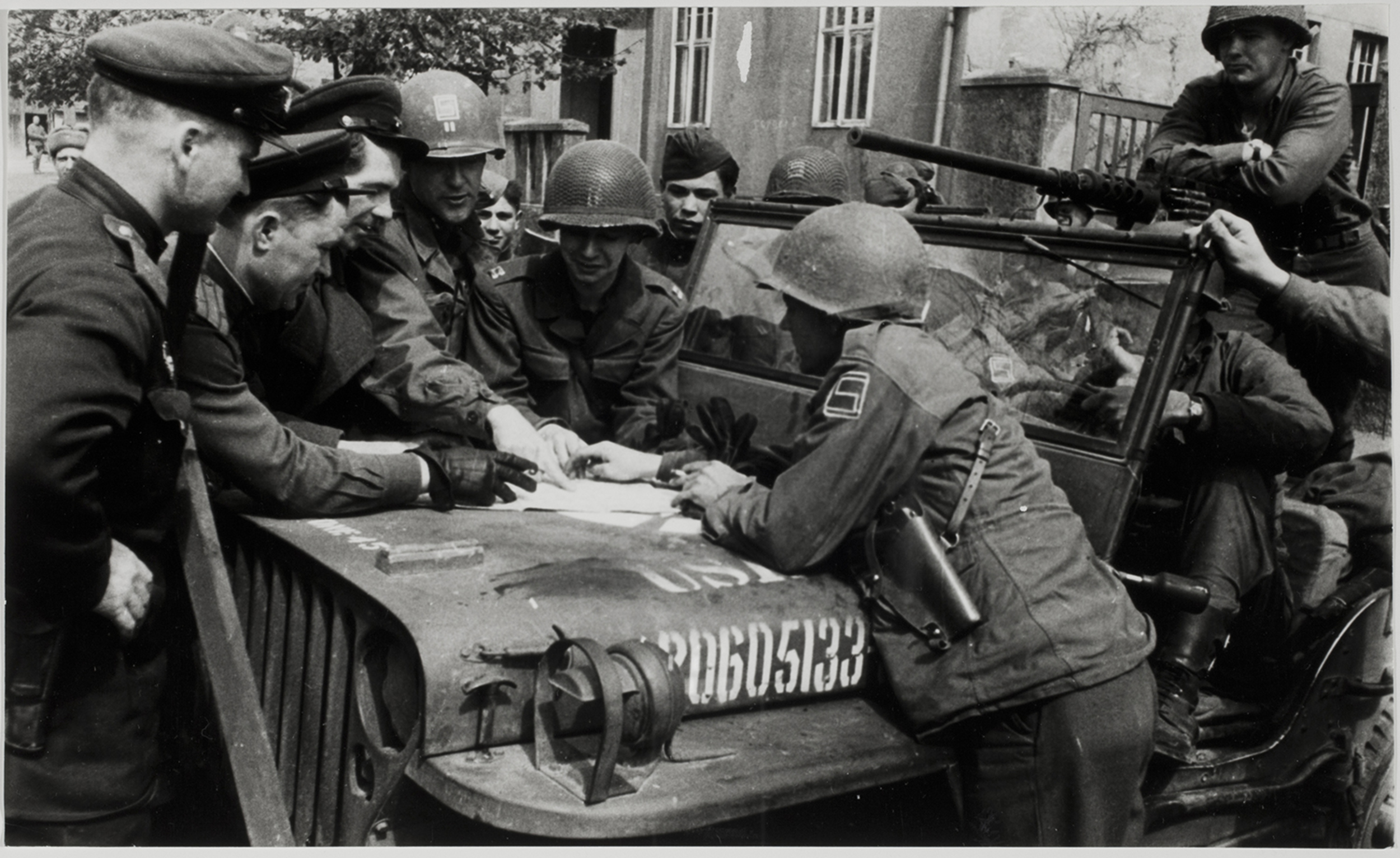 Meeting at the Elbe. Friendly conversation between Soviet and American ...