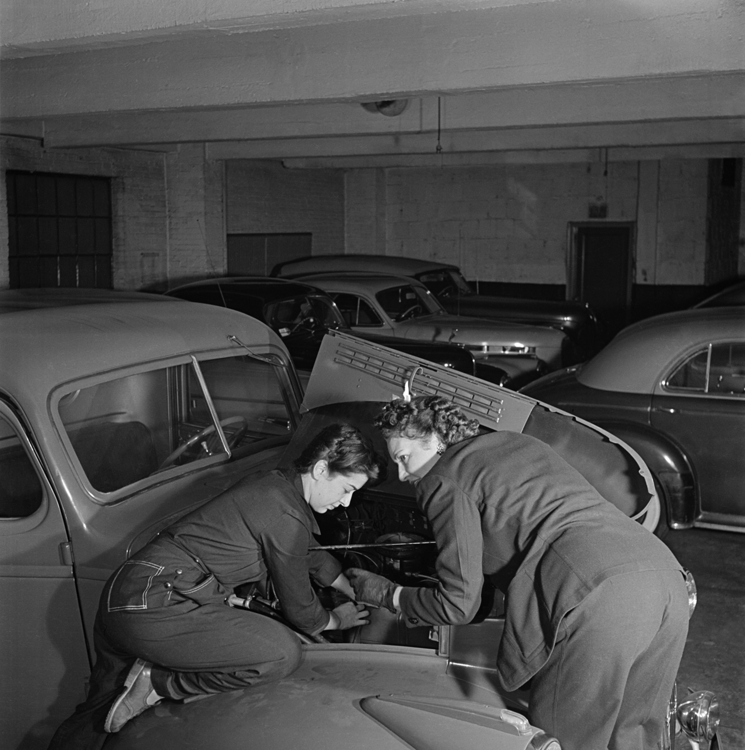 [Student auto mechanics learning to repair a car engine, New York ...