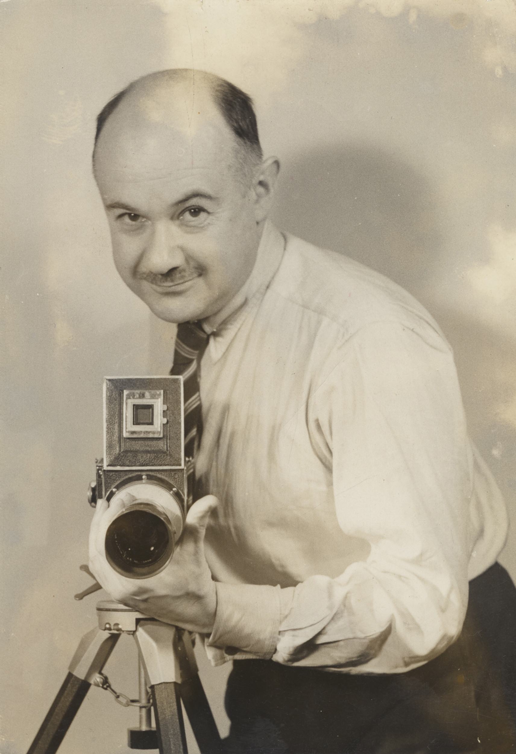 [Roman Vishniac in his portrait studio, Upper West Side, New York ...