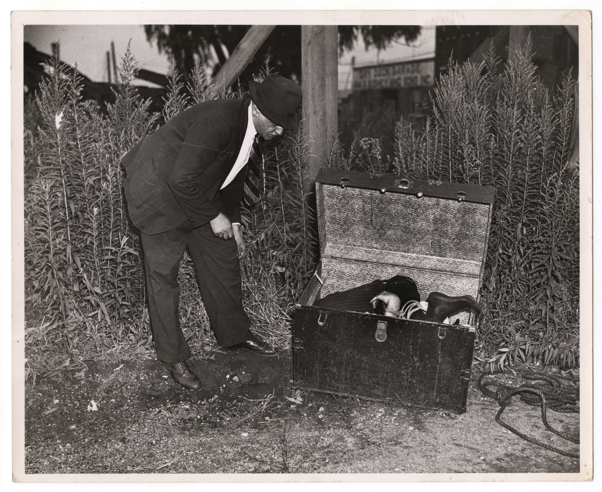 [Weegee inspecting trunk containing body of William Hessler, Brooklyn ...