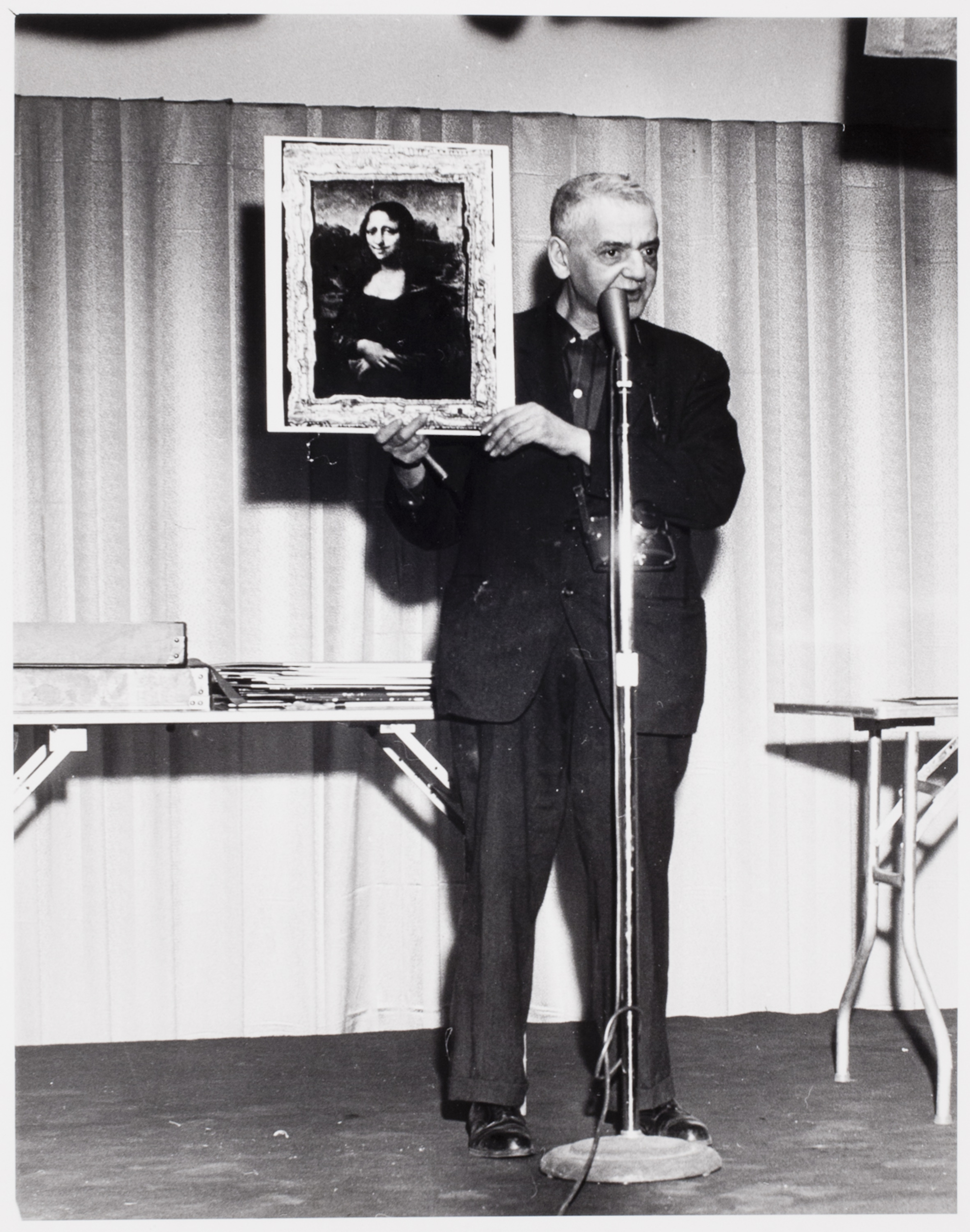 [Weegee presenting his Mona Lisa distortion] | International Center of ...