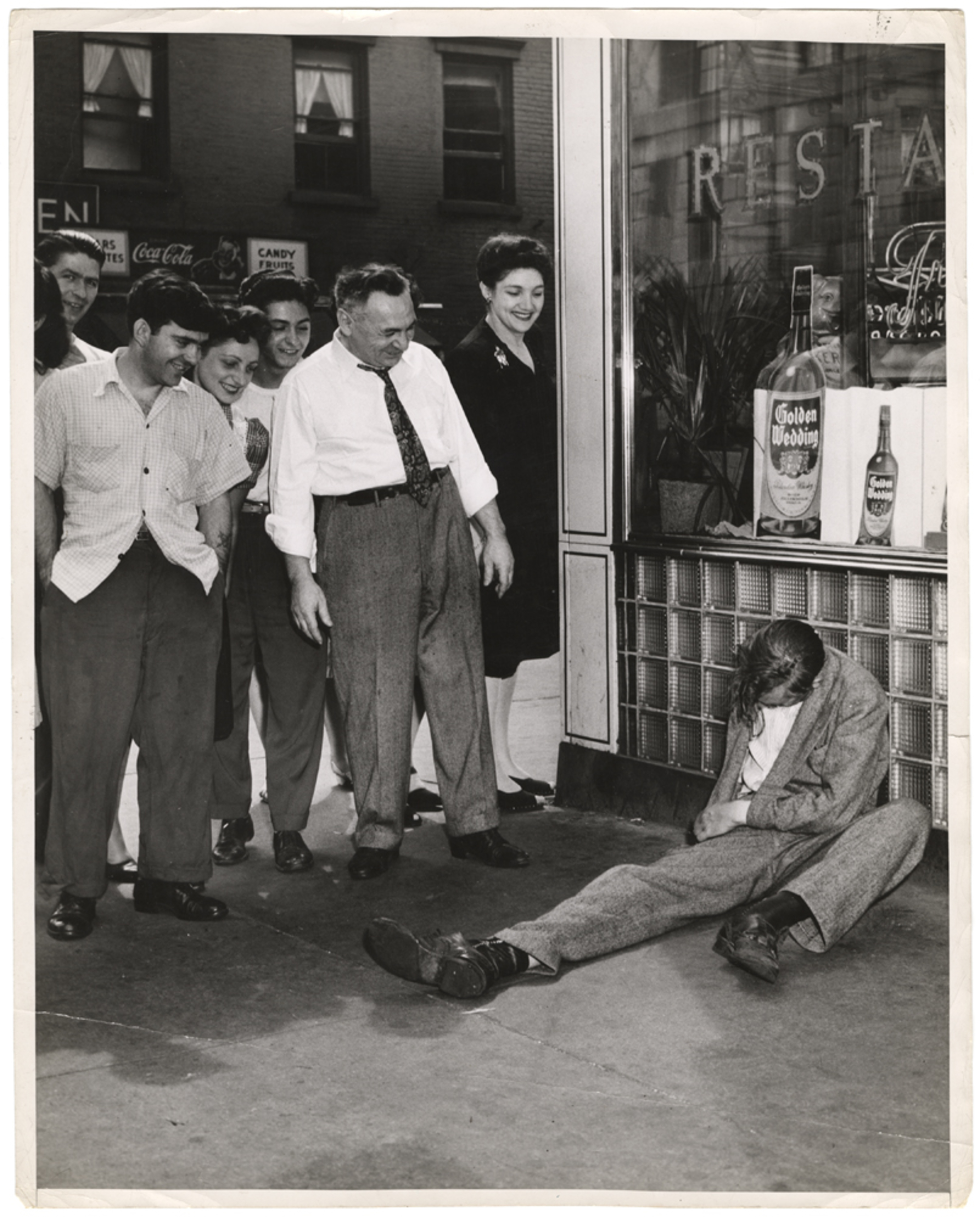 [crowd laughing at drunk] | International Center of Photography