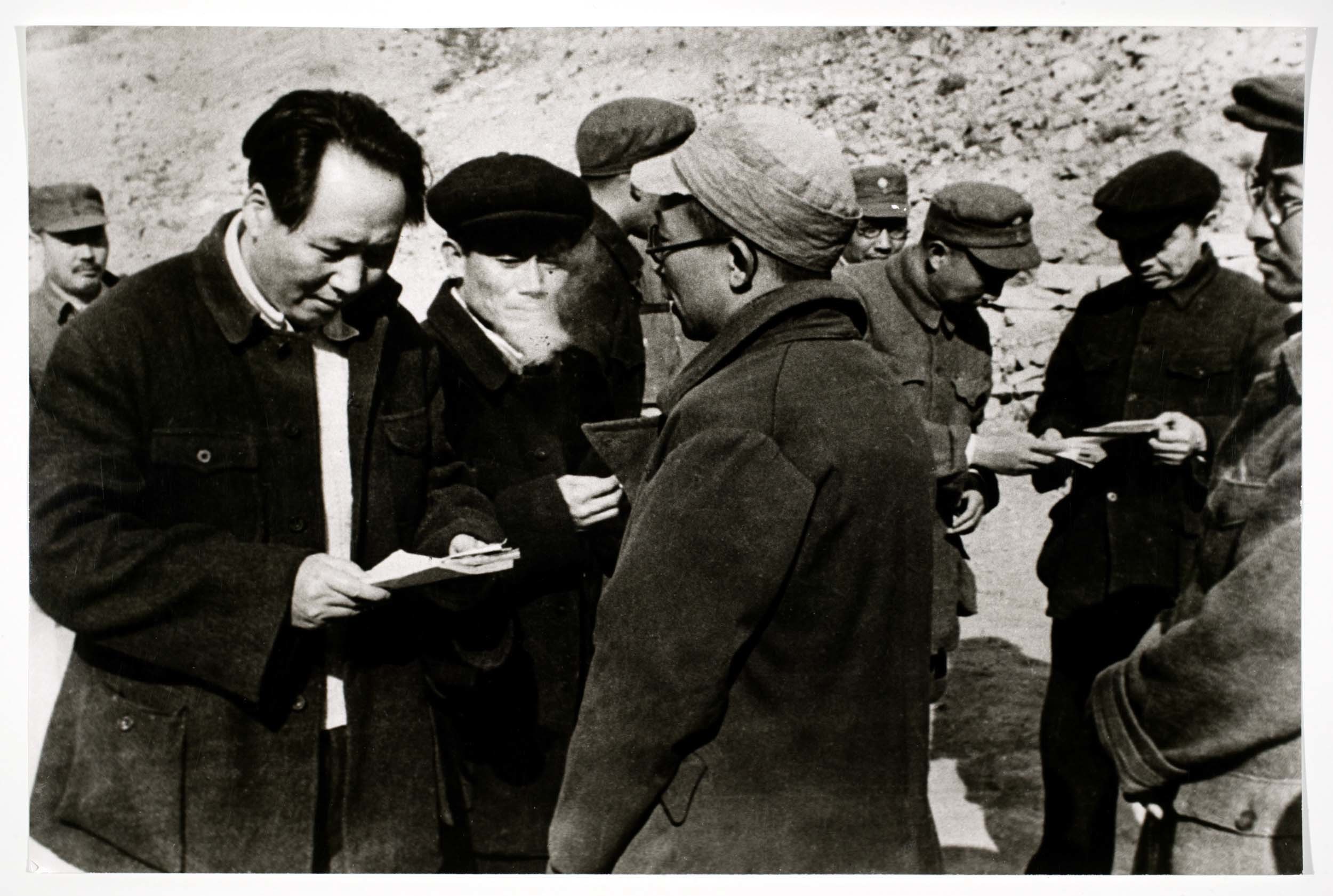 A chat between Comrade Mao Zedong and his comrade-in-arms, Yan'an ...