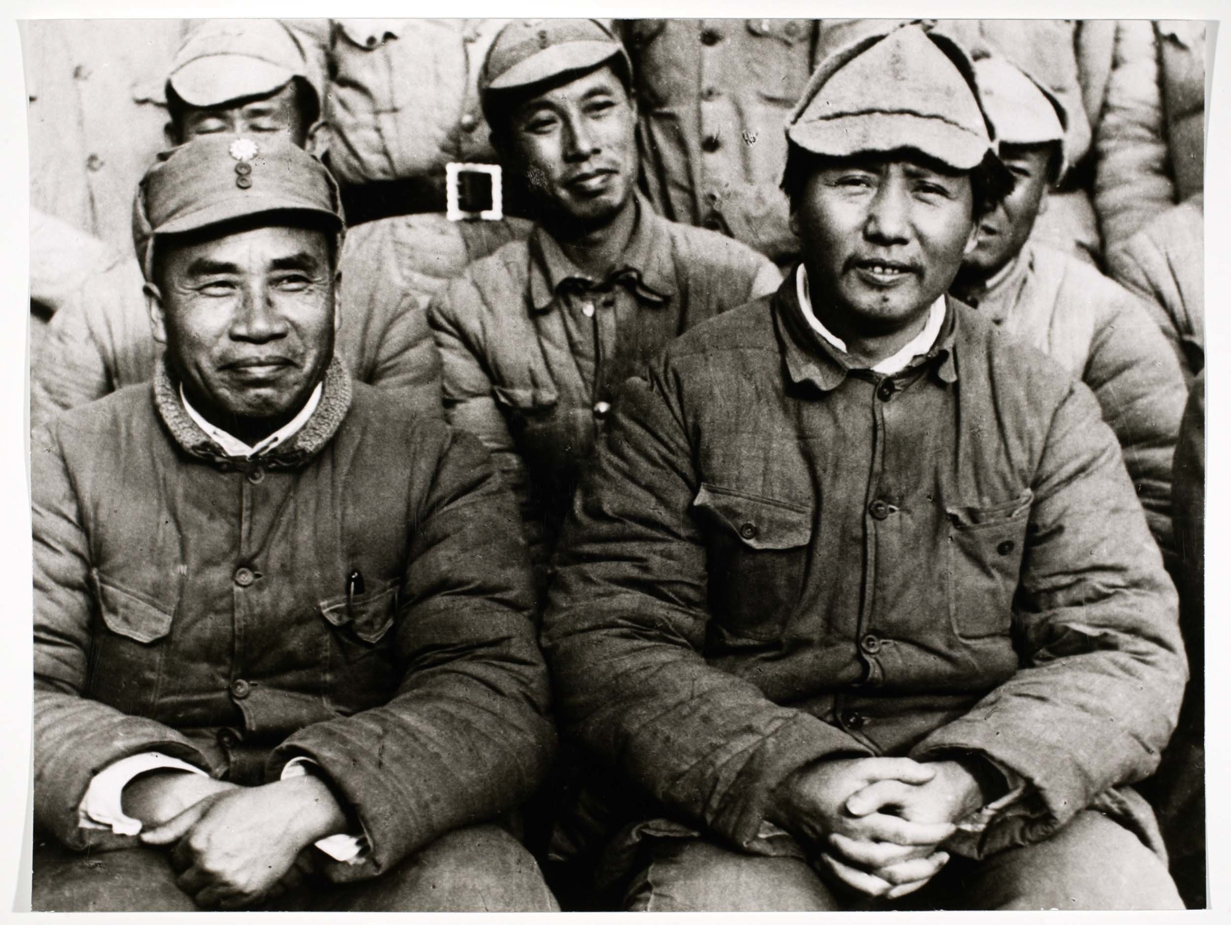 Comrade Mao Zedong and Comrade Zhu De had a group photo with science ...