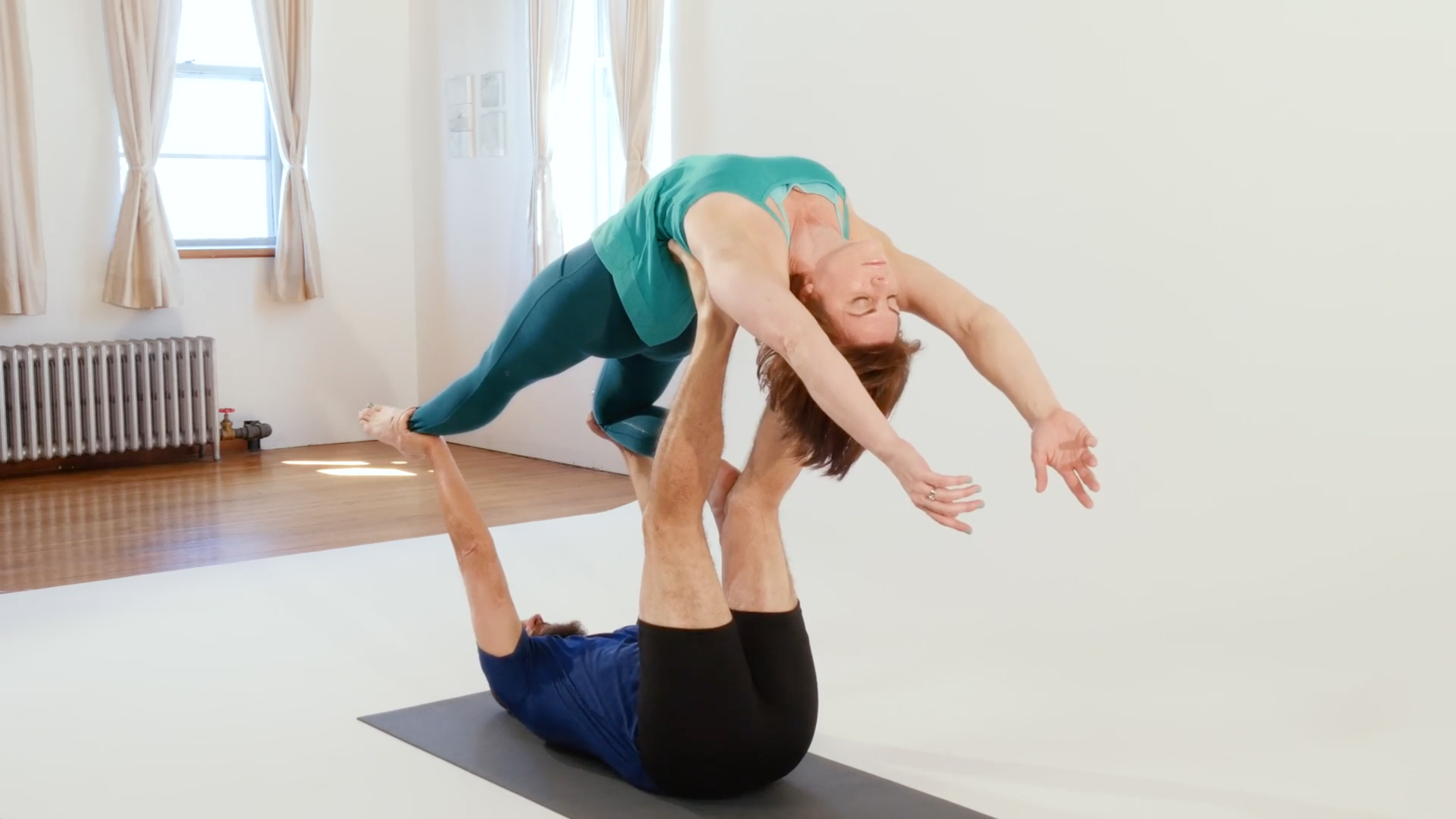 Acro Tutorial: Supported Thigh Stretch in High Flying Whale