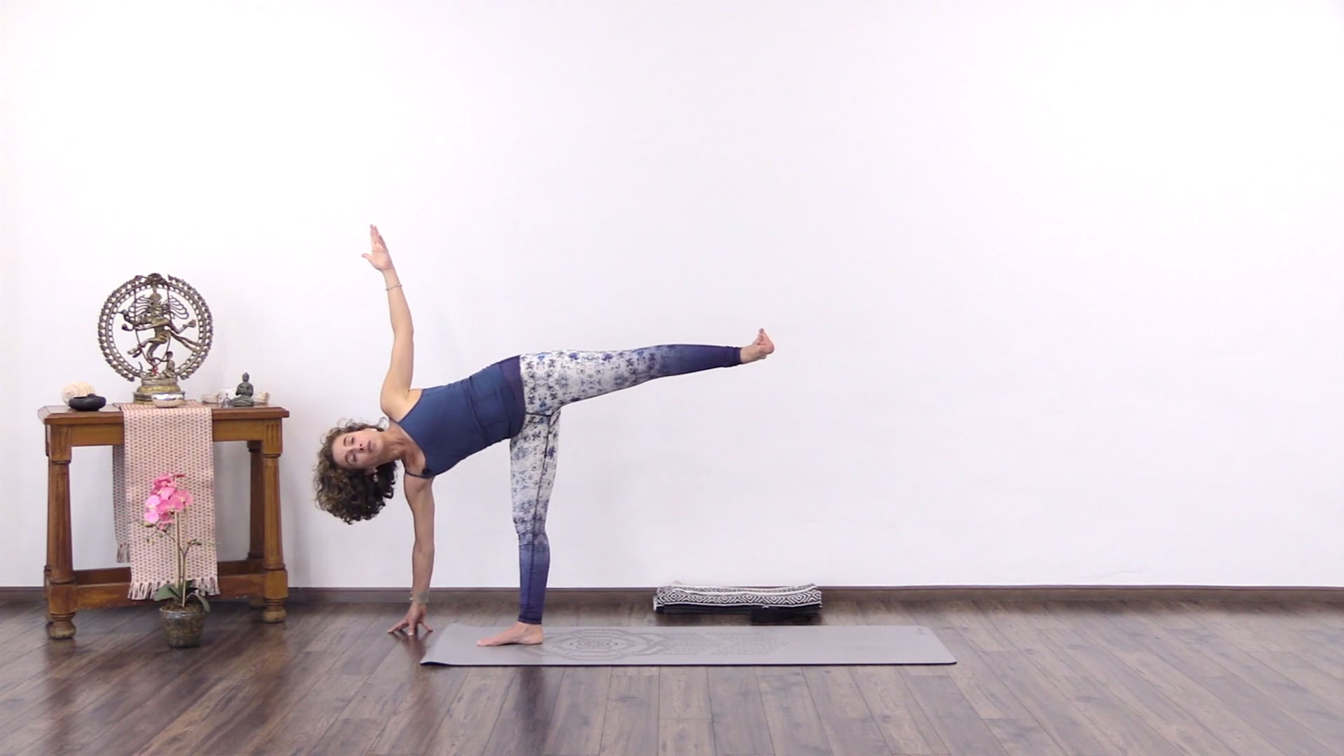 Equilibrate y equilibra tu vida | Yoga International