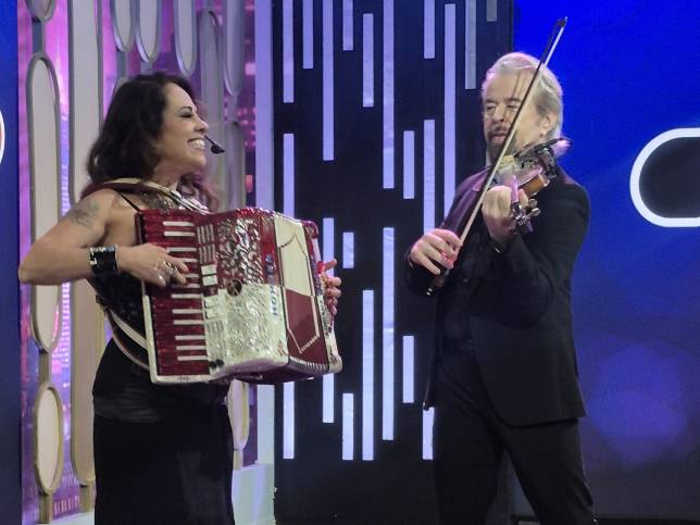 Adriana Sanchez é uma das convidadas da reunião de amigos de Amanda ...