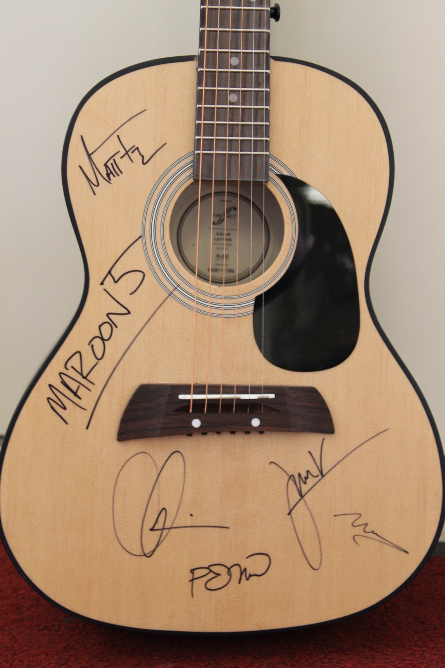 charitybuzz-signed-guitar-from-maroon-5-with-all-band-members-signat