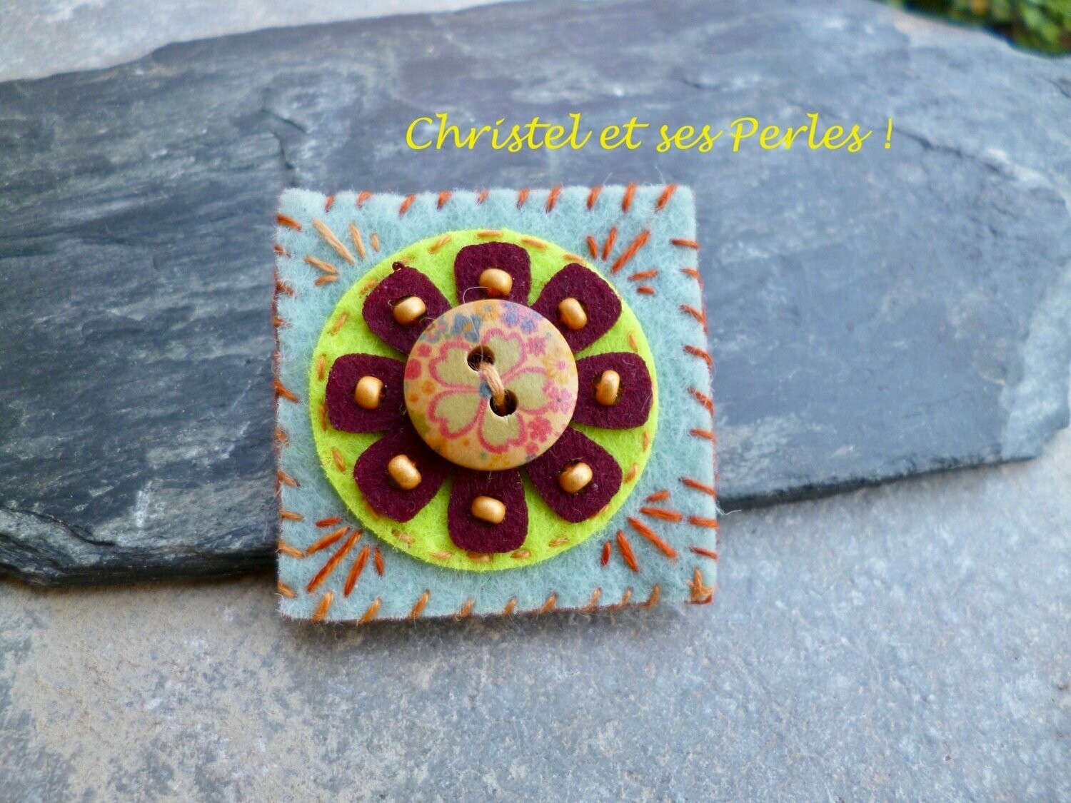 Broche feutrine et broderie