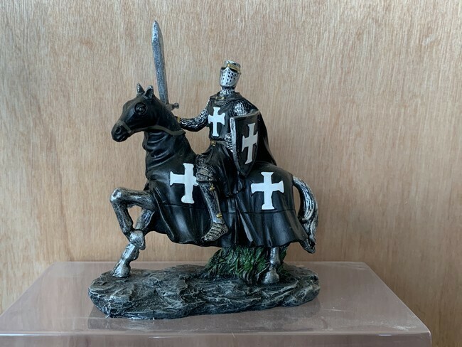 Zwarte Ridder te paard met zwaard