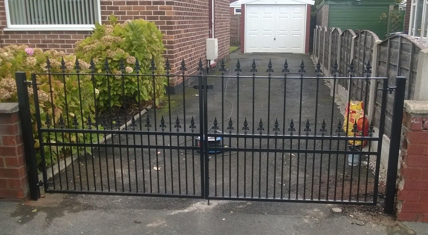 HKS047, DRIVE GATE, METAL GATE, 8 FOOT GATE, 1 METER HIGH, GATE.