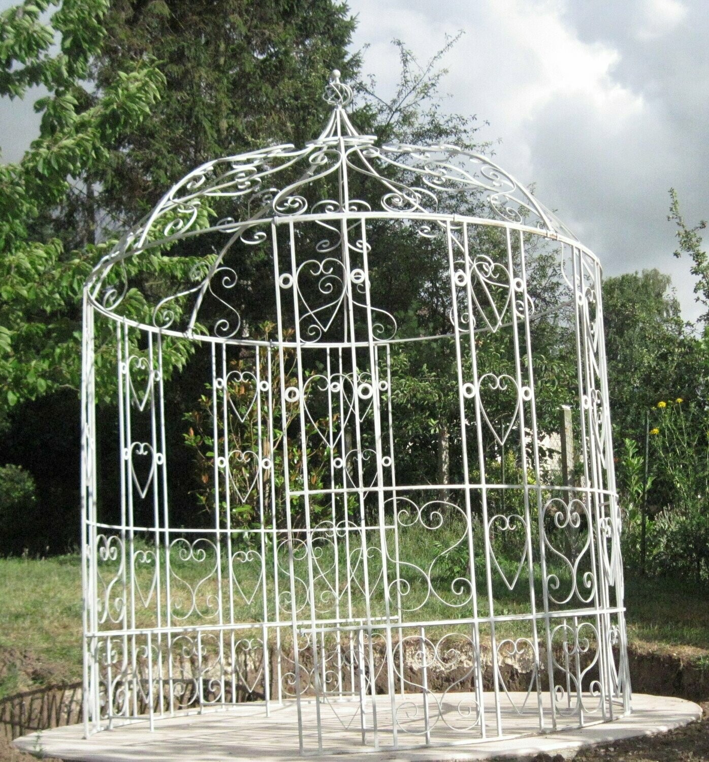 tonnelle décor coeur avec passage au milieu