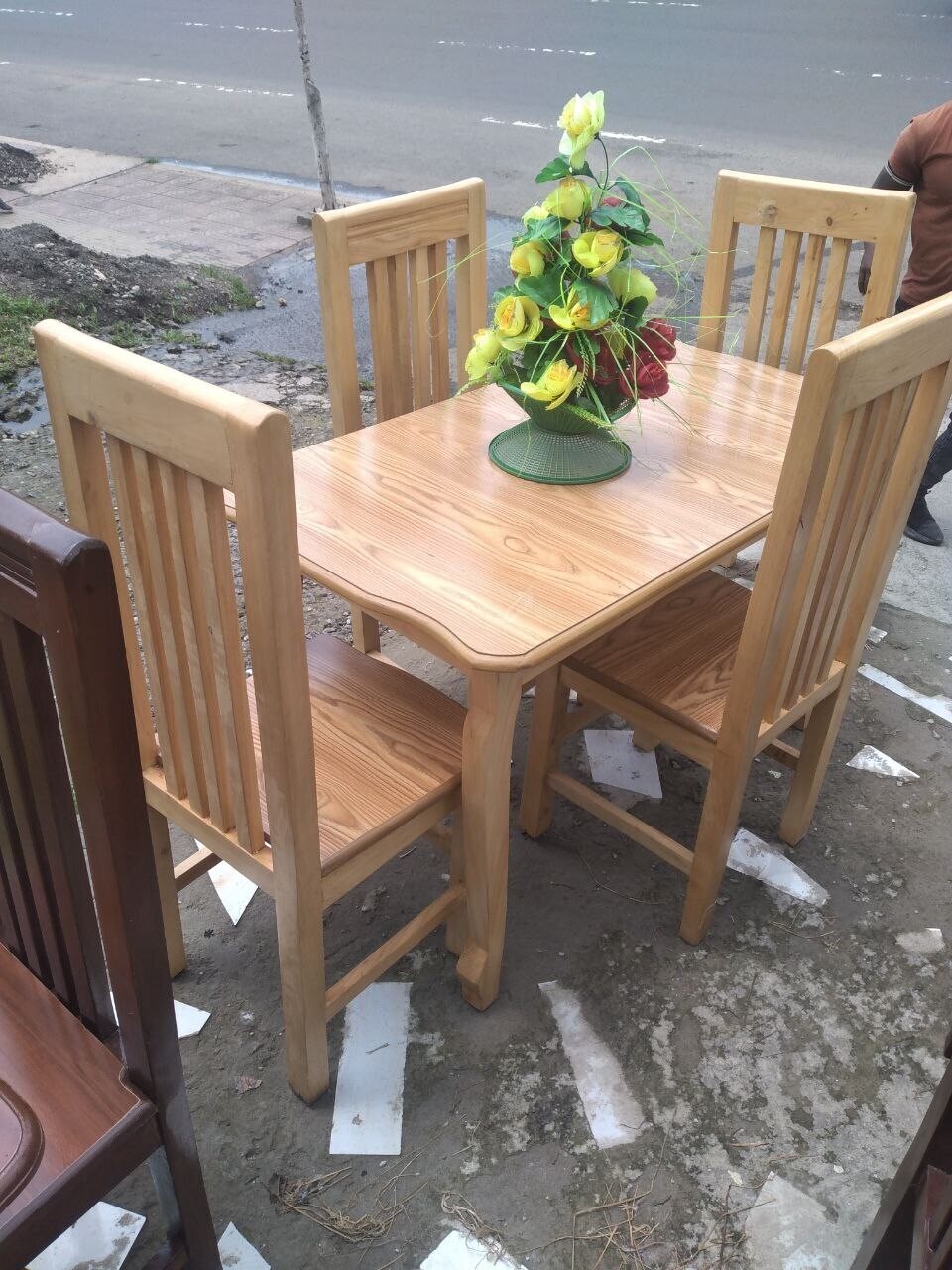 ወንበር እና ጠረቤዛ Chair And Table