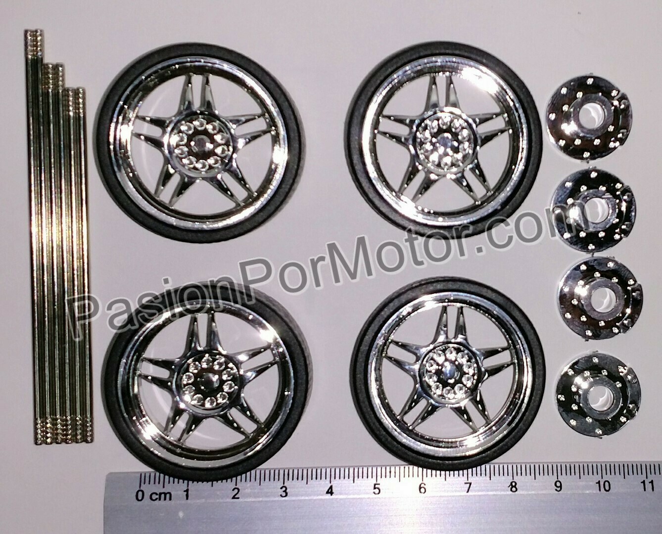 1:18 - 1:24 Juego de 4 Rines Cromados Custom Modelo #4