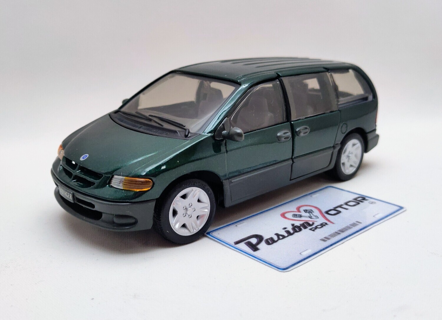 1:26 Chrysler - Dodge / Caravan 1996 Verde con Gris Minivan MAISTO ...