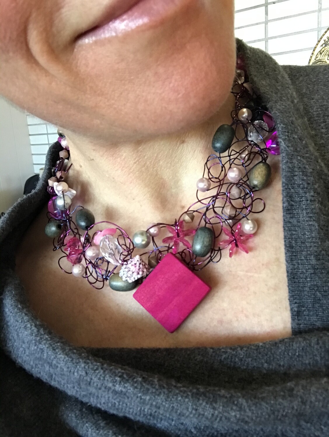 COLLIER ROYAL ROSE COQUILLAGES