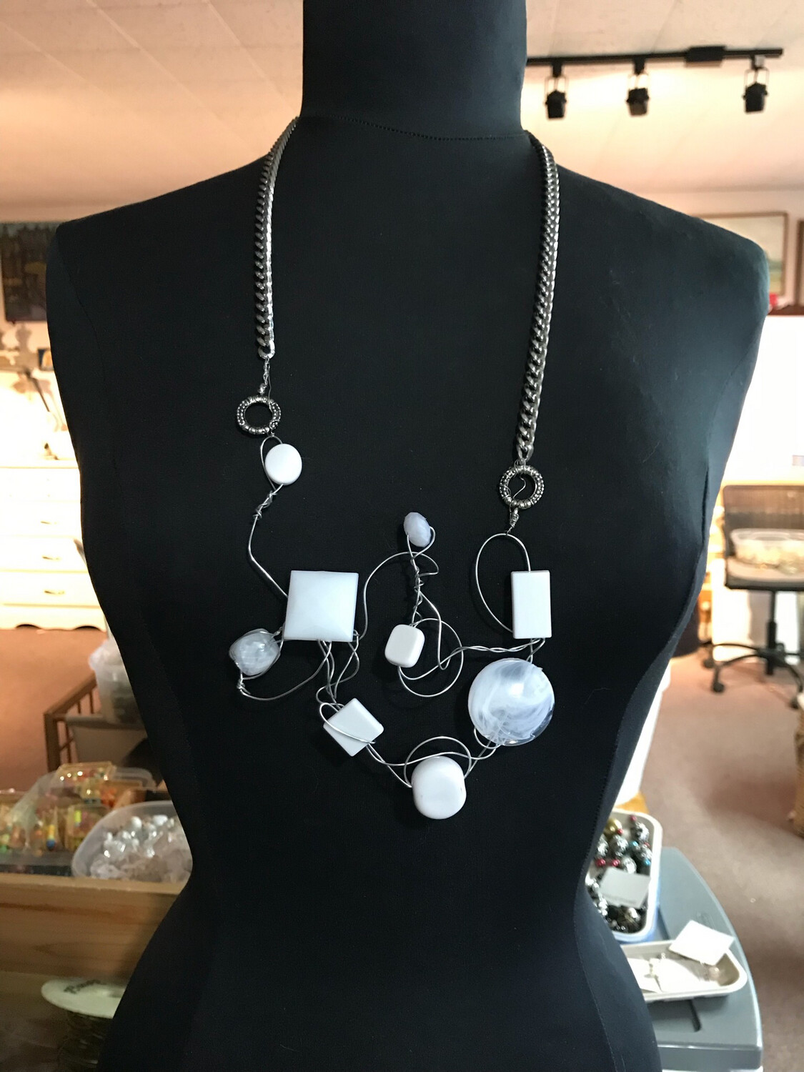 COLLIER DESSIN BLANC