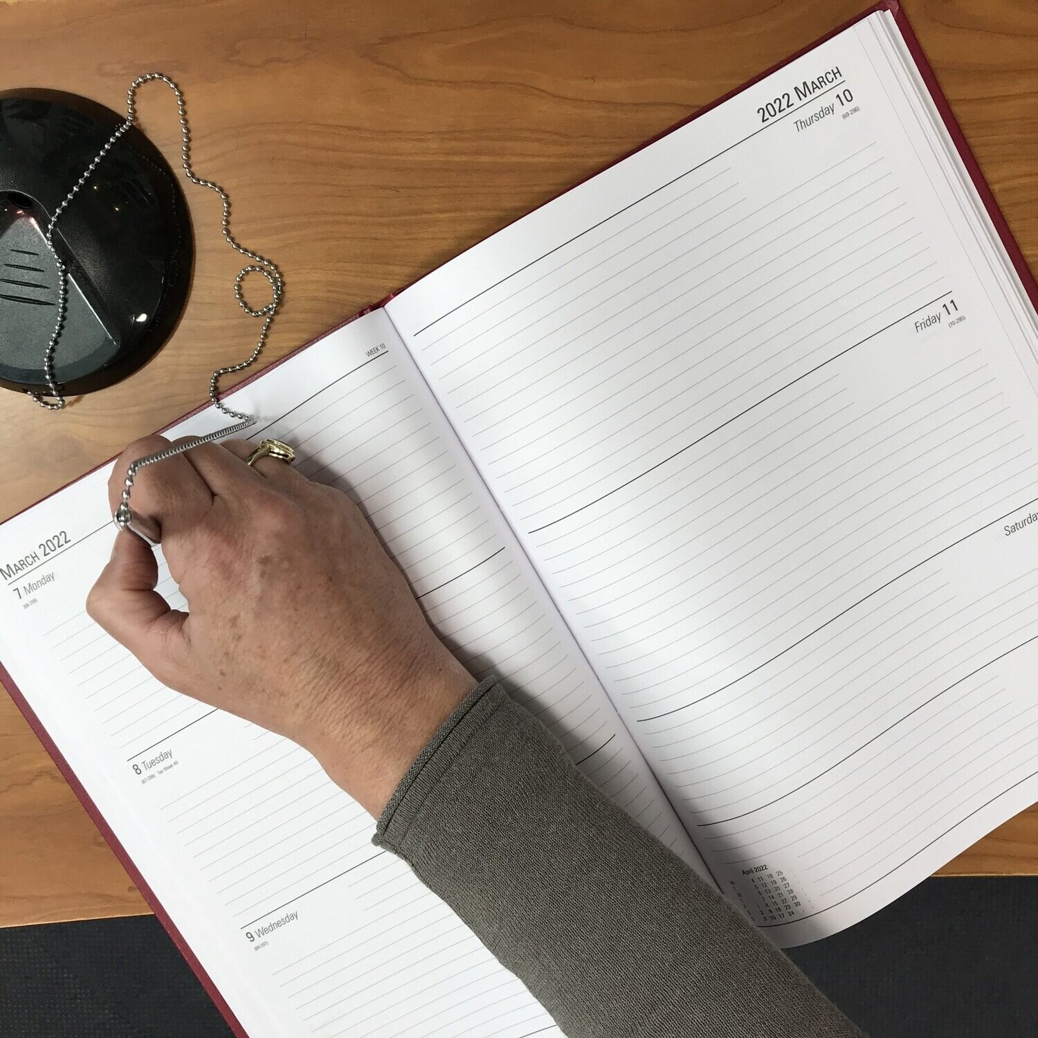 Business Desk 2025 Diary - A4 Week To View - Black