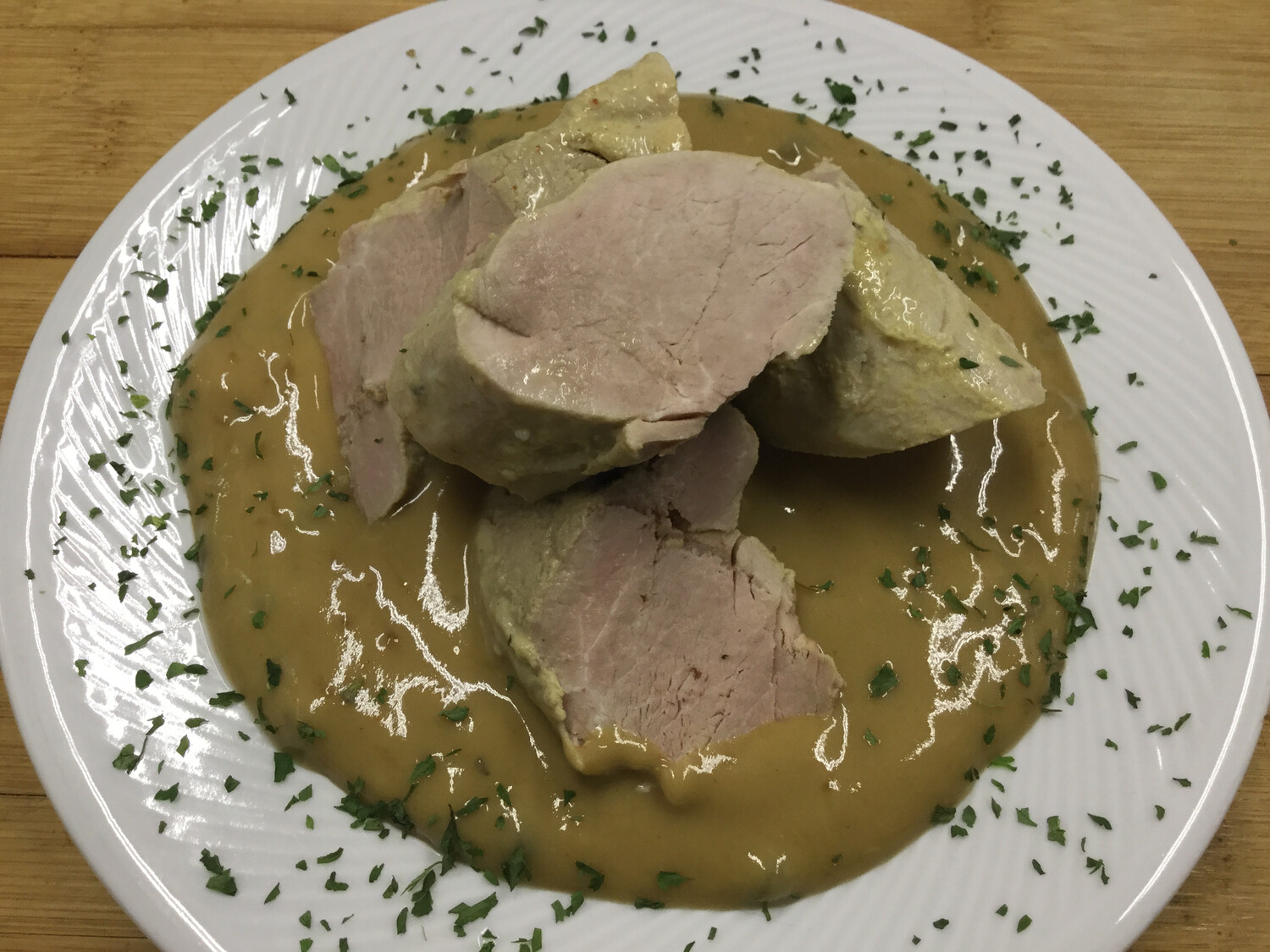 HOOFDGERECHT: varkenshaasje in champignon- of peperroomsaus