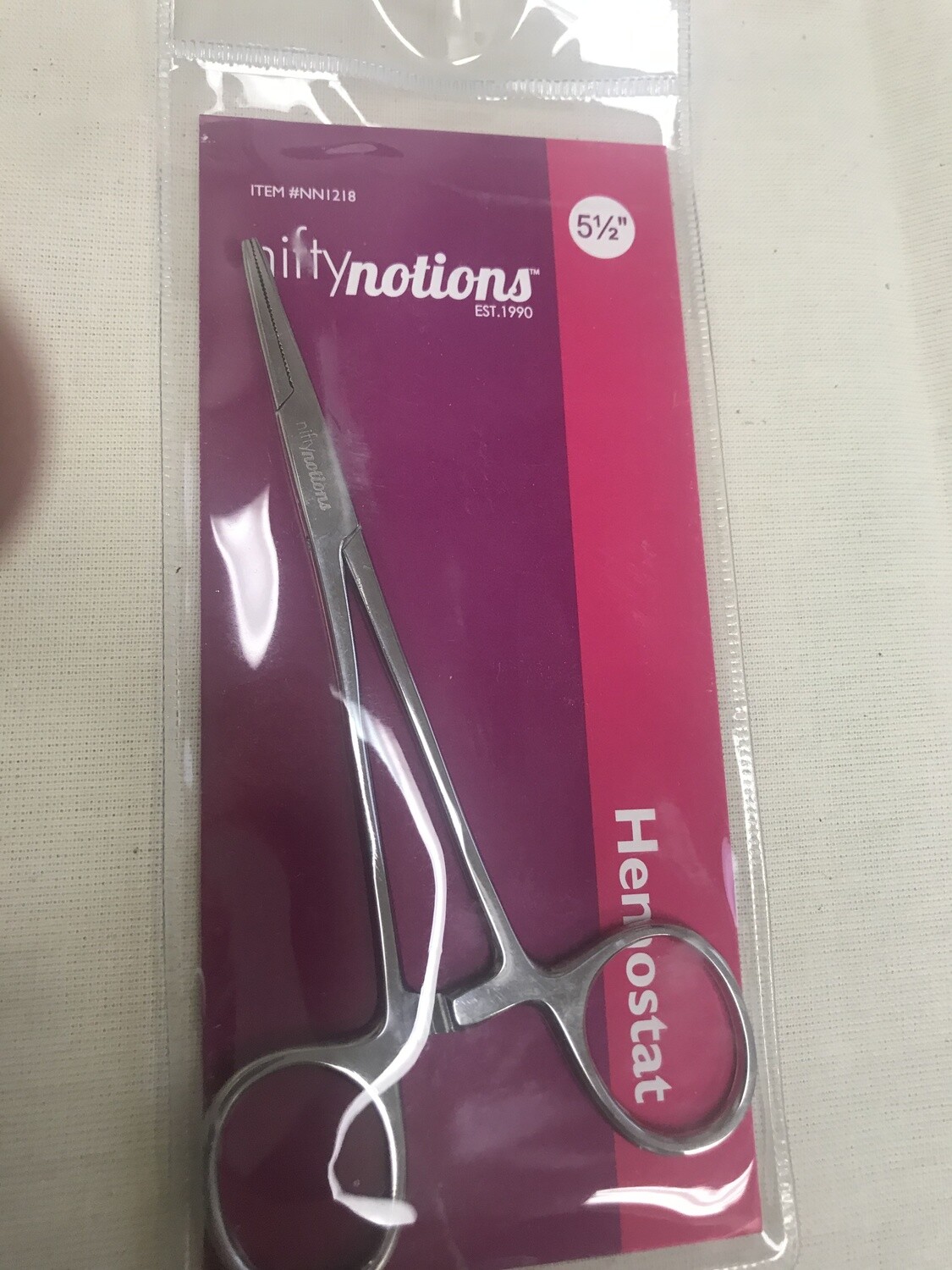HEMOSTAT SCISSORS (5 1/2") | Nifty Notions