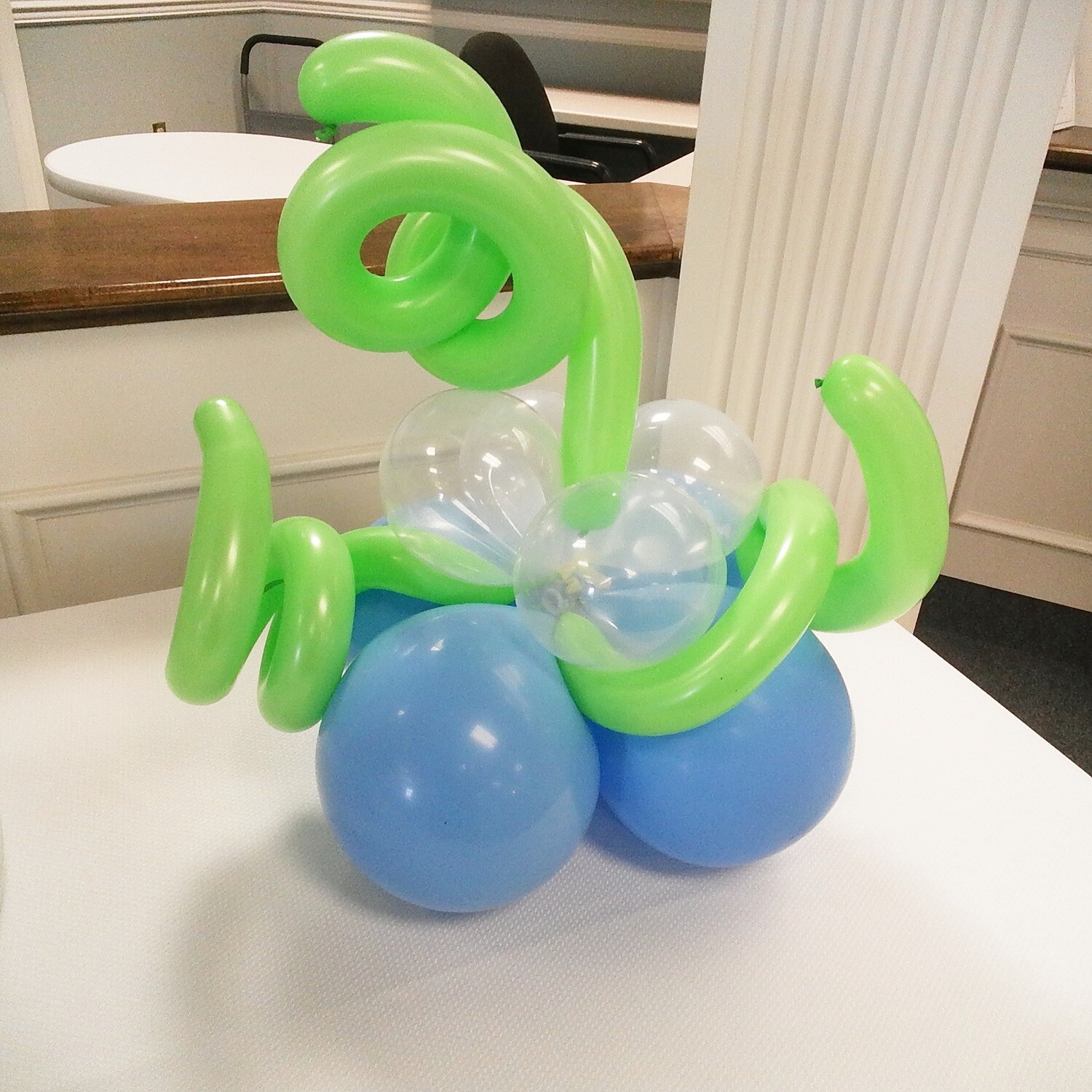 Crazy curly tuffet, best balloon decor for kids party