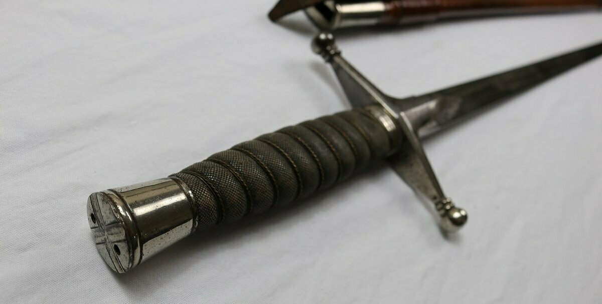 Victorian Highland Light Infantry sword (with field service cross hilt ...