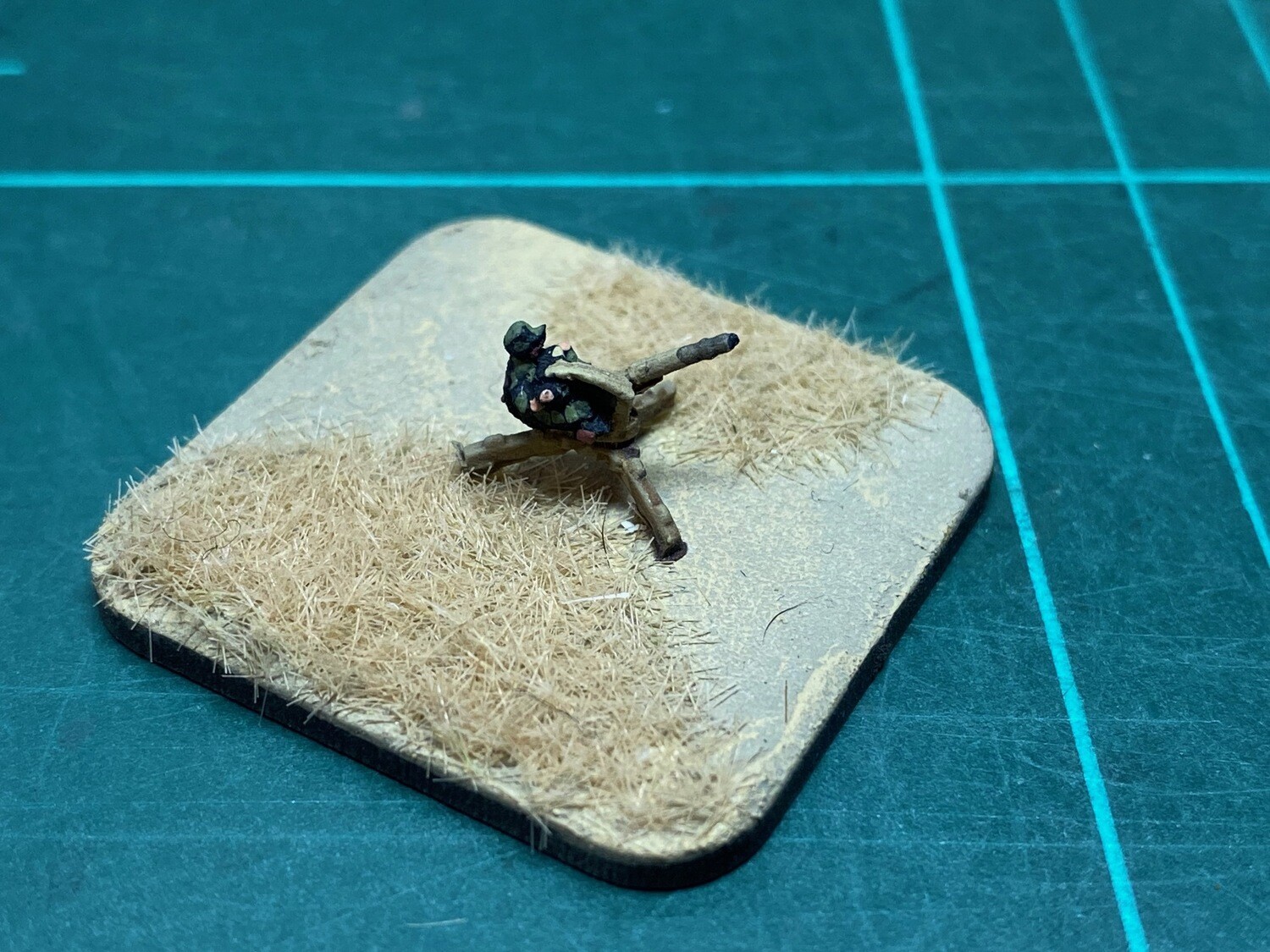 FL001 20 ItK/35, (Breda 20/65 mod.35) on tripod cap crew