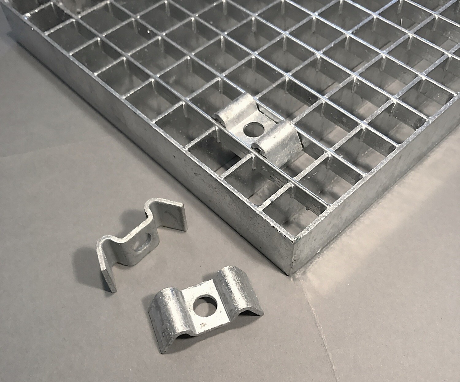 Fixations pour caillebotis maille 20x20 - Cavalier - CAEX Boutique - Equipements PMR ...