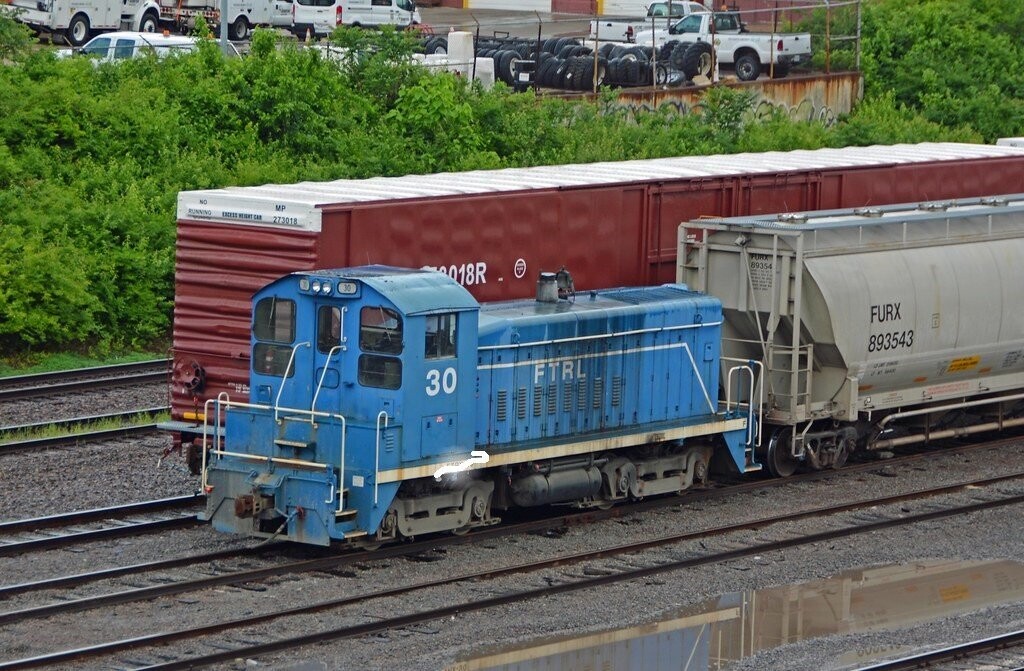 Good used EMD SW 600 locomotive
