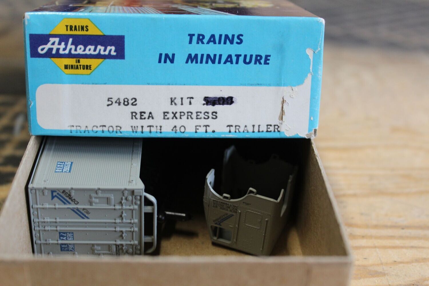 Athearn REA Express Tractor & Trailer