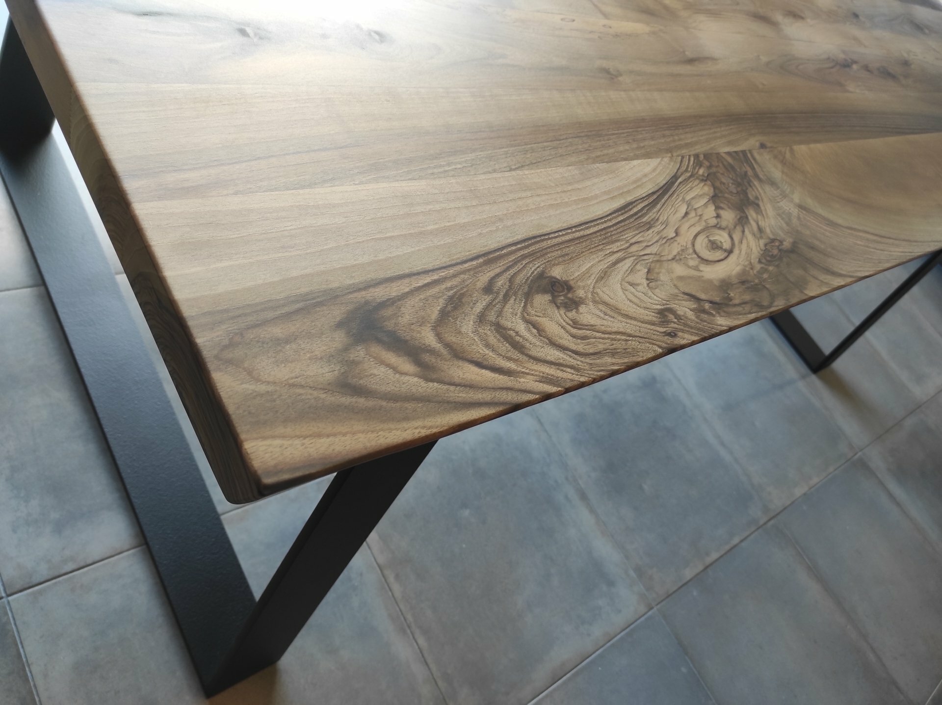 Tables noyer noir massif