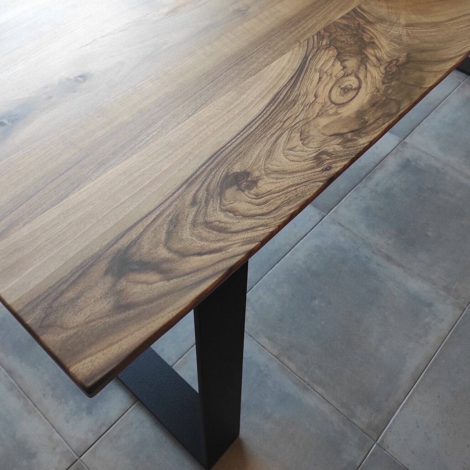 Table en noyer noir massif de 180 x 95