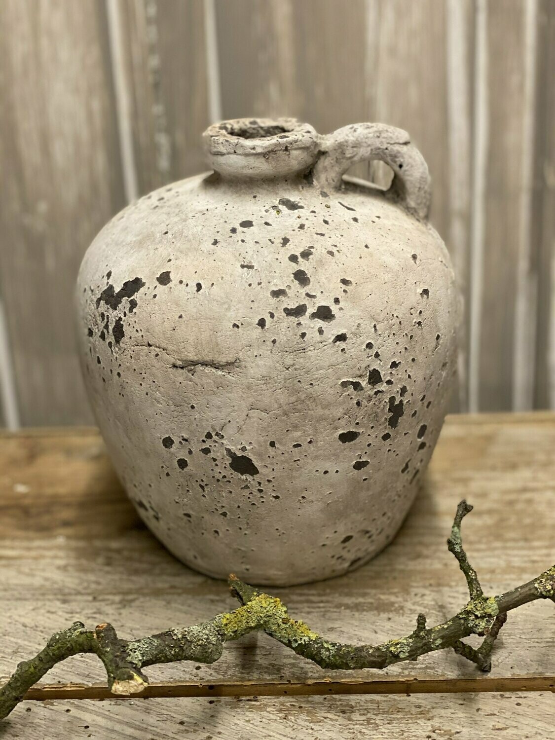Bauchige Vase mit Henkel