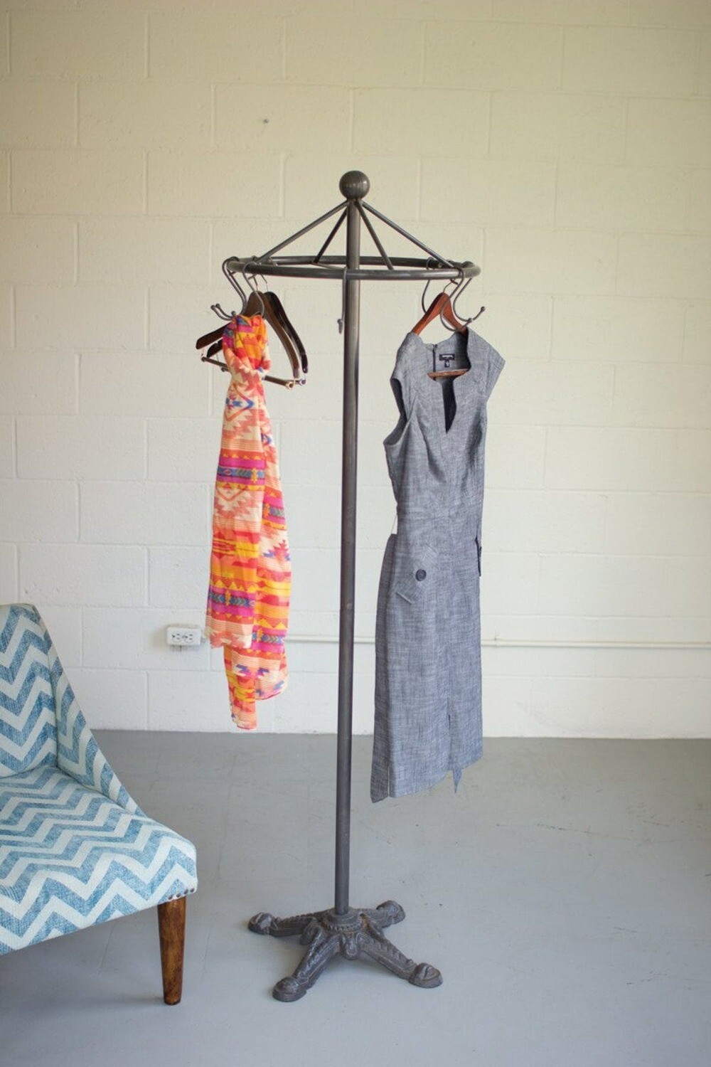 Spinning Clothes Rack W/Cast Iron Base