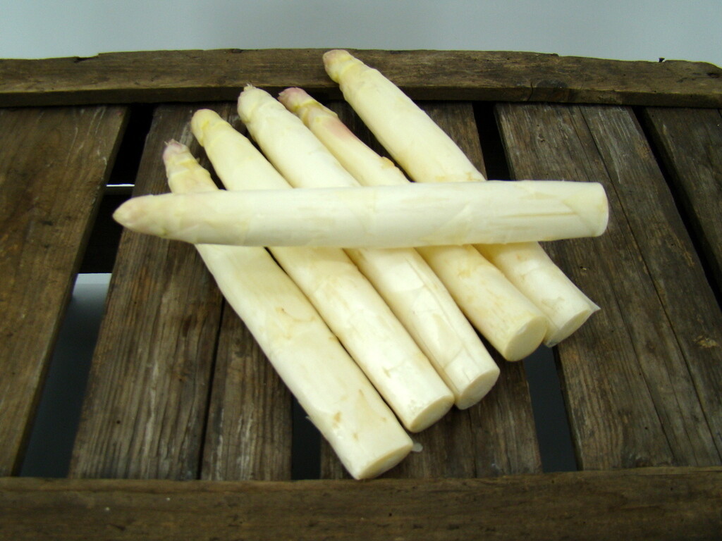 AAA dikke witte asperges met wit/violette kop - Gijsbers Tuinbouw