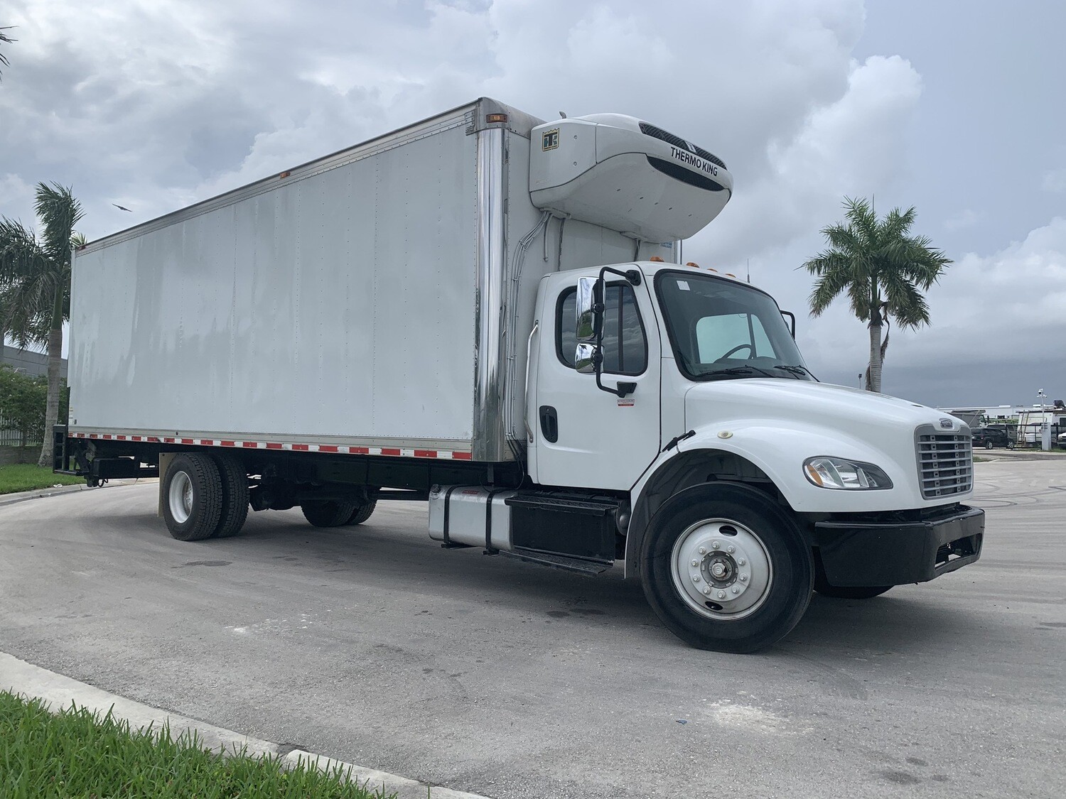 2015 Freightliner M2106 W/ 28’ ft reefer box With Aluminum tuckaway ...