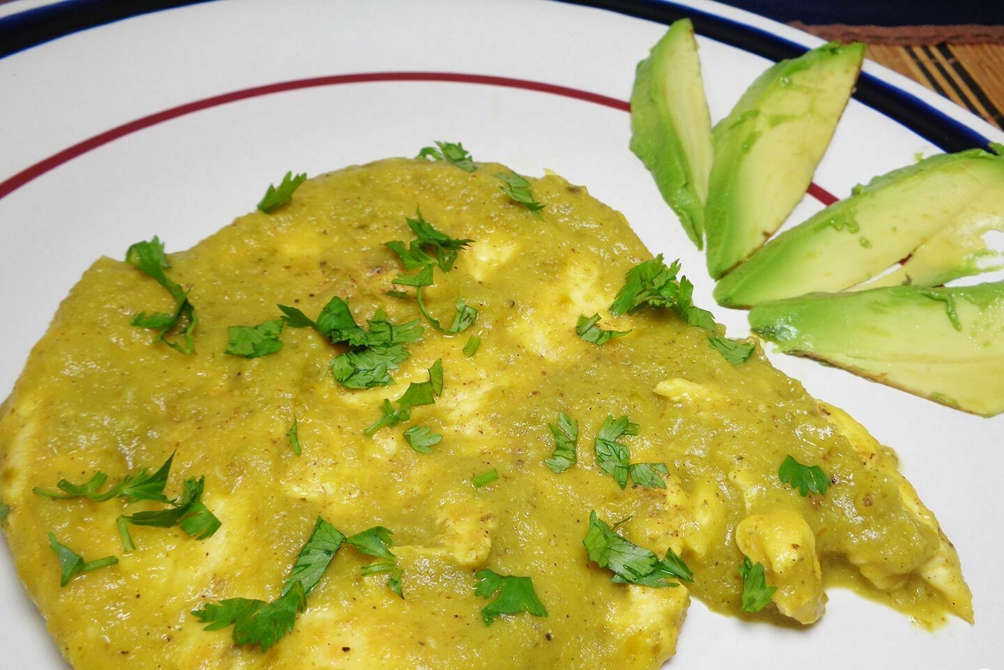 PECHUGA DE POLLO EN SALSA VERDE (TROCITOS)