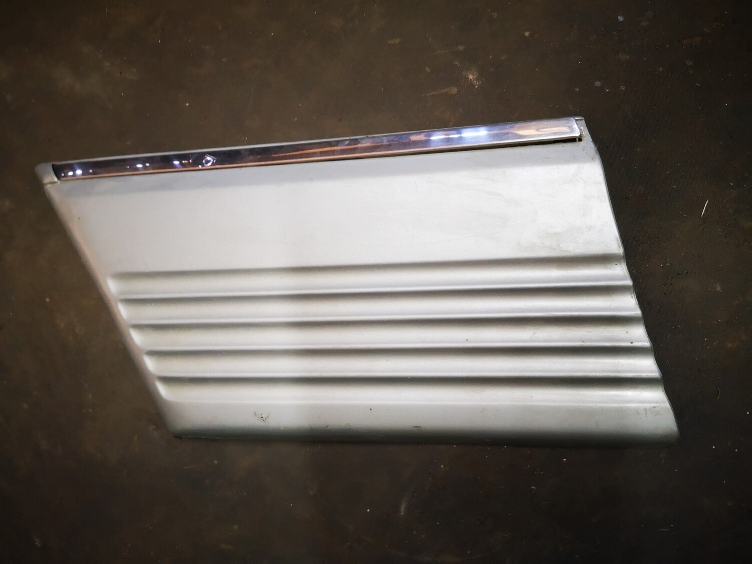 Mercedes-Benz Left Front Fender Cladding Grey (W126)