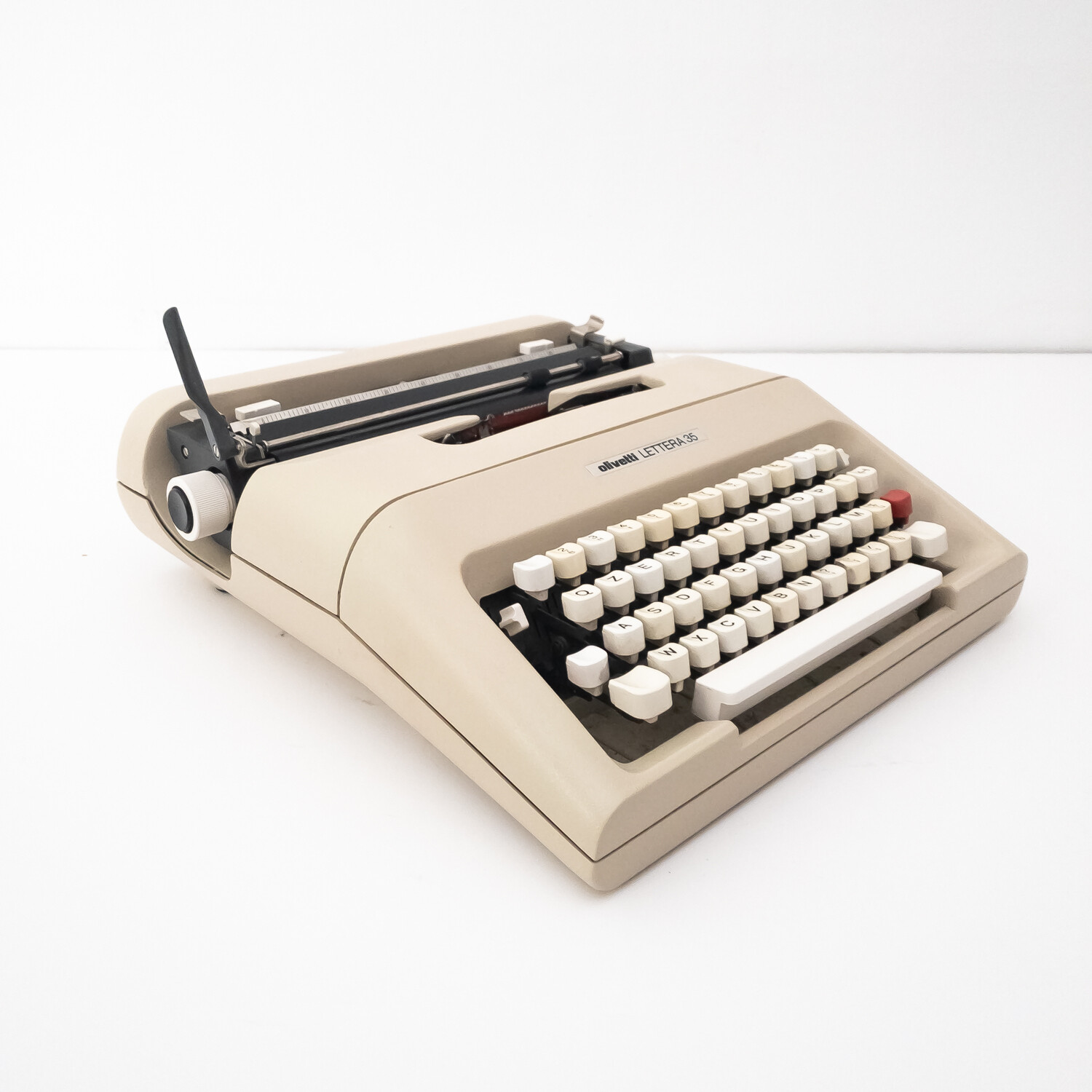 Macchina da scrivere Olivetti Lettera 35, Italia 1972
