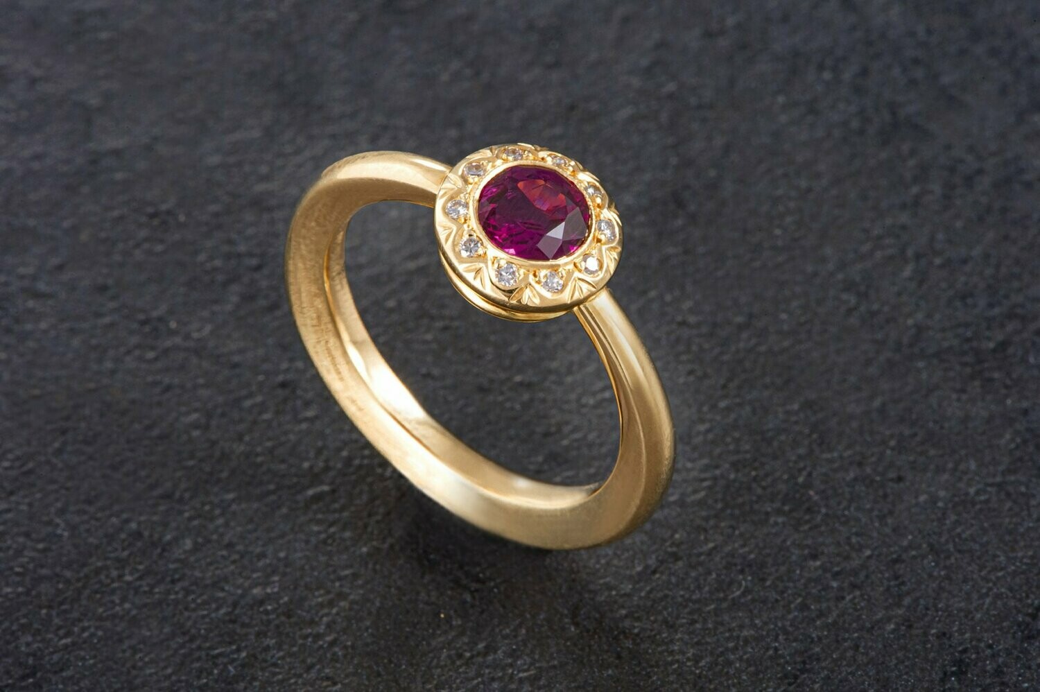 RING mit einem Rubin und Brillanten in 18kt. Gelbgold