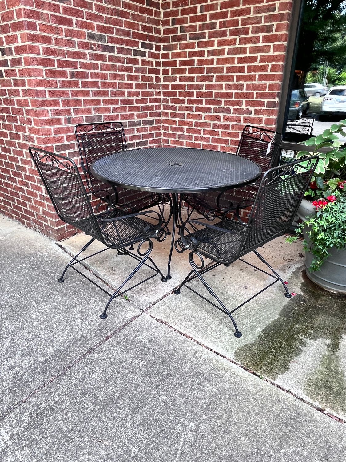 48" Round Dining Table with Four Rockers