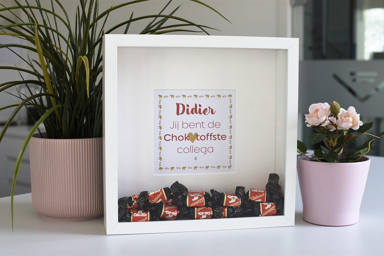 Witte 3D kader, gevuld met Chokotoff pralines en een gepersonaliseerde ...