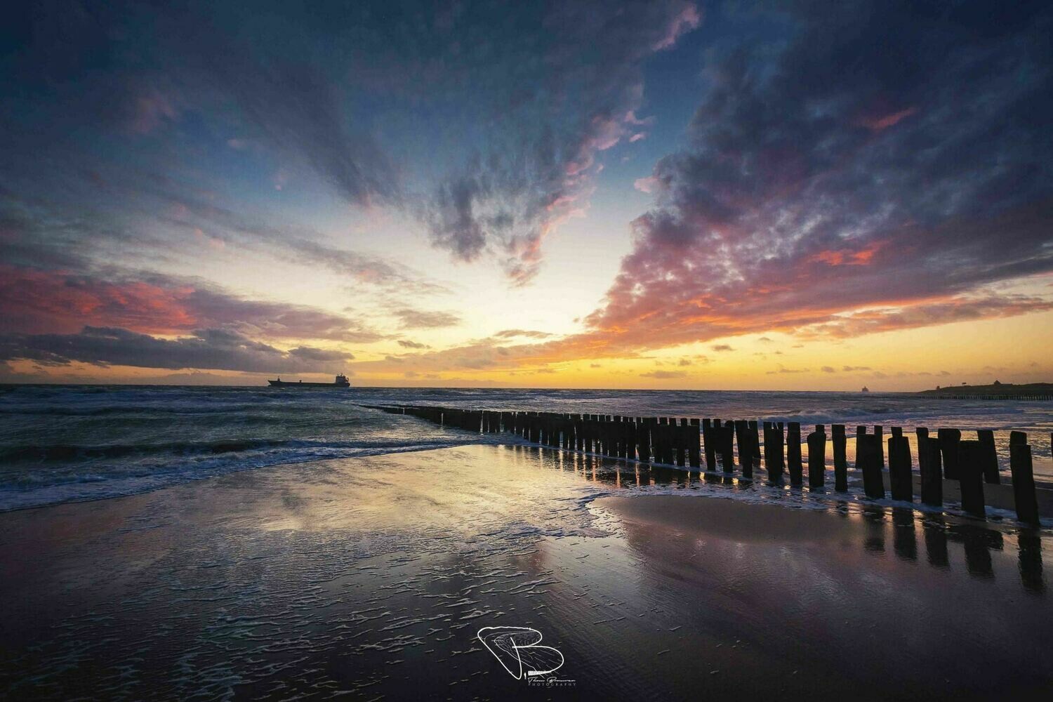 Lucht na zonsondergang aan strand Zoutelande