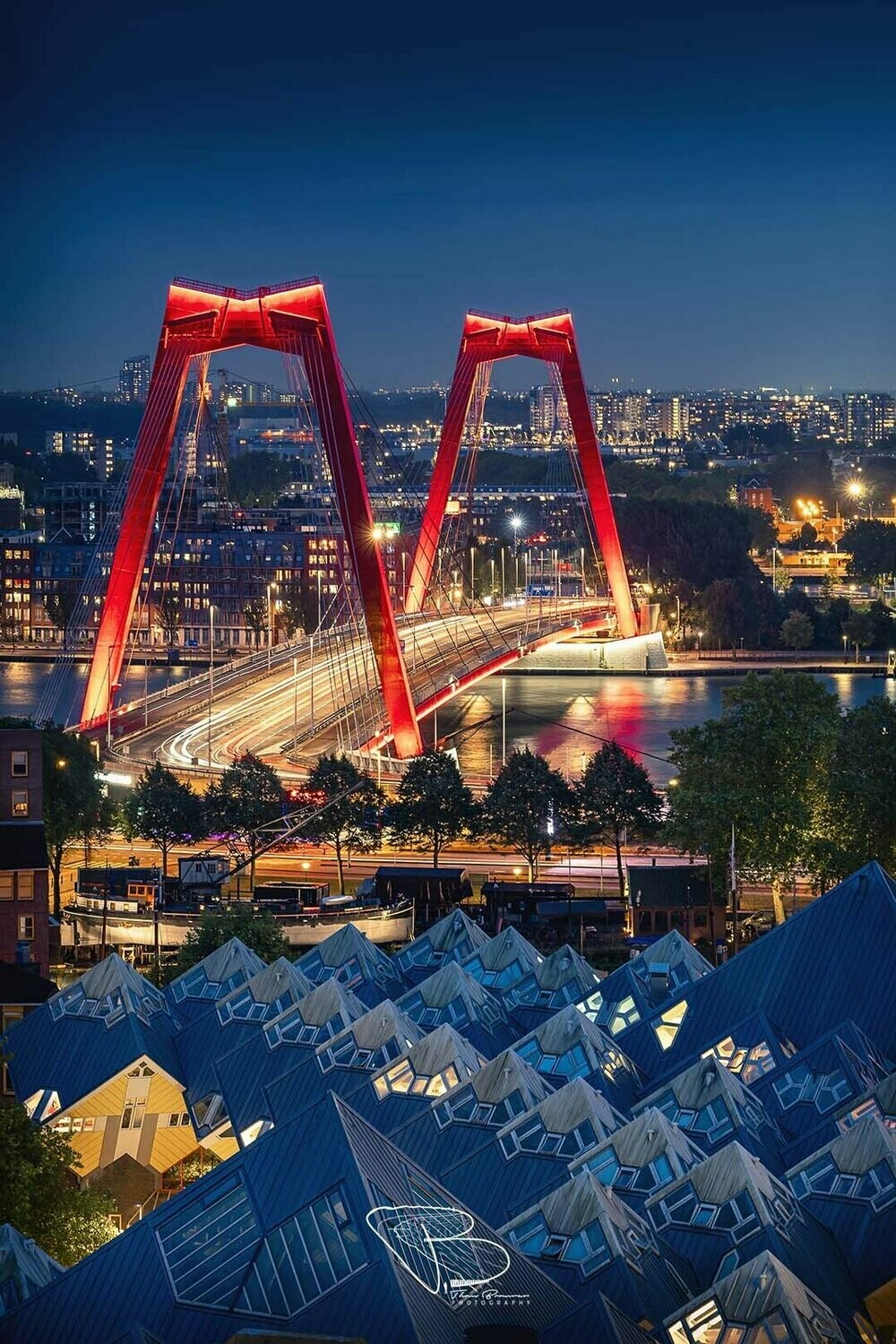 Willemsbrug en Kubuswoningen Rotterdam in de avond