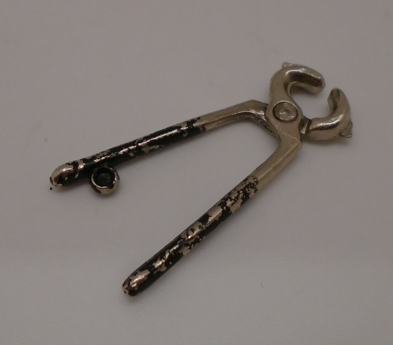 PAIR OF PINCERS (TOOLS)