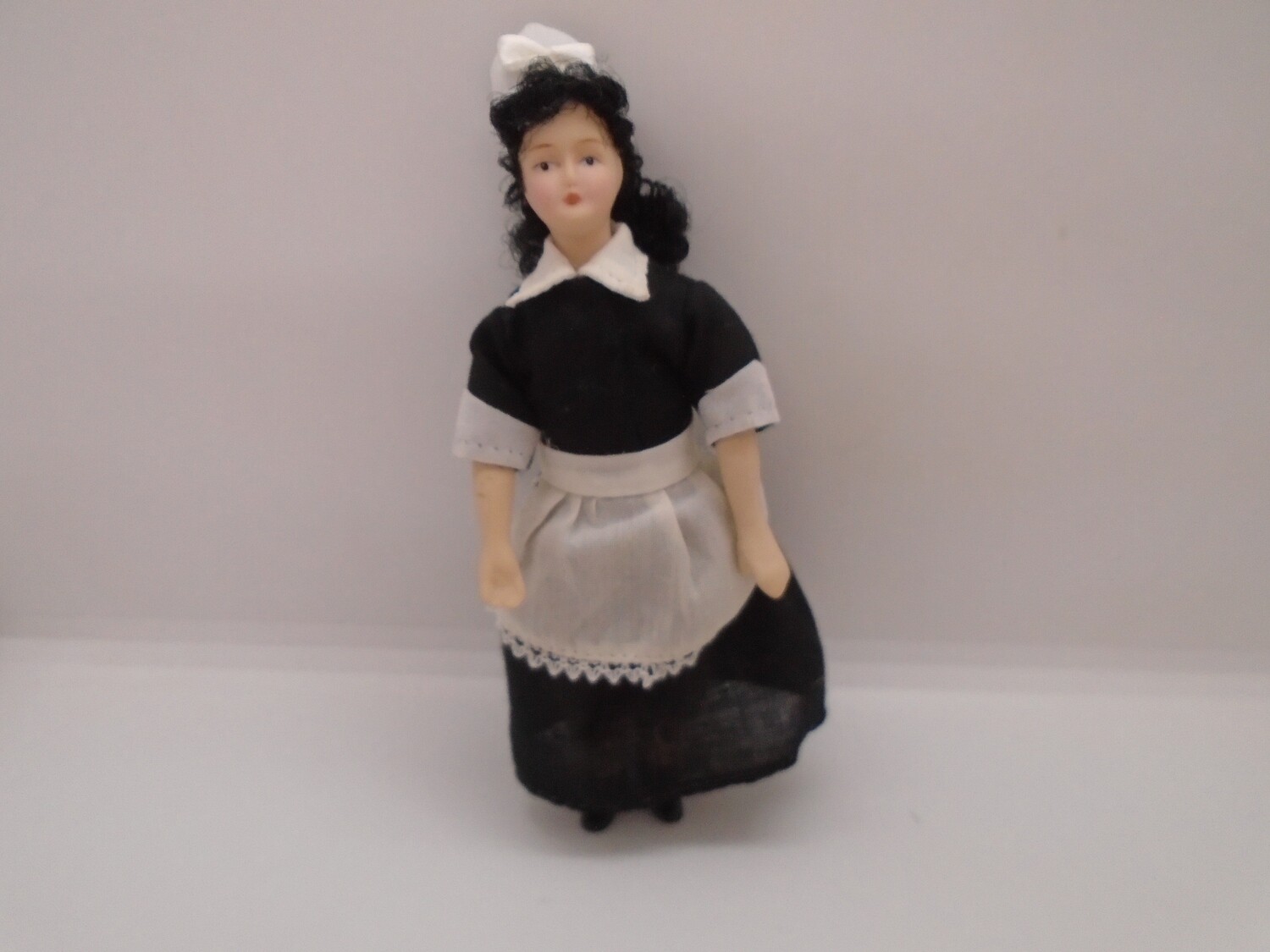 VICTORIAN WAITRESS