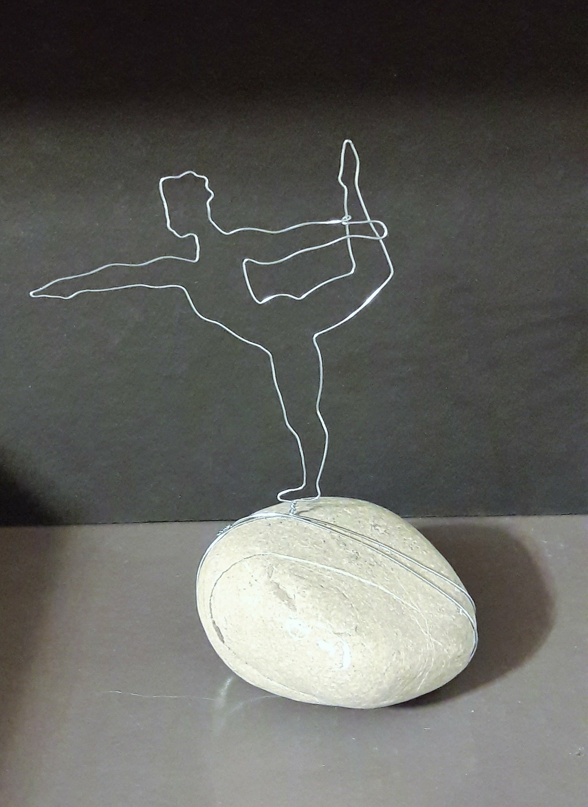 Figuren aus Draht und Stein