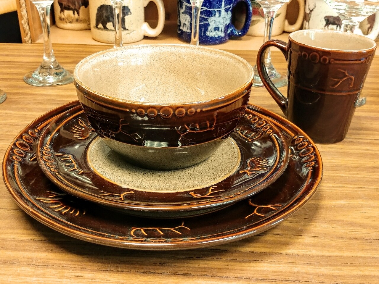 Wildlife Adventure Embossed Antler Rim Dinnerware set