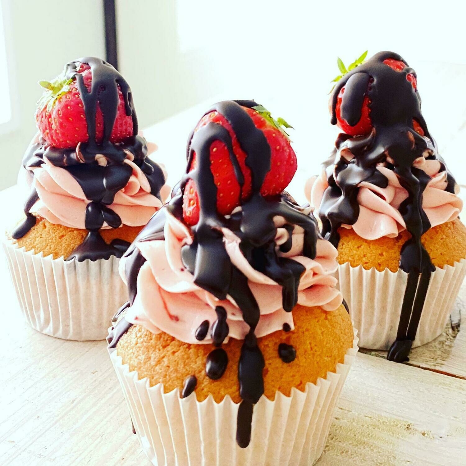Vanille CupCakes met aardbeien en chocolade drip